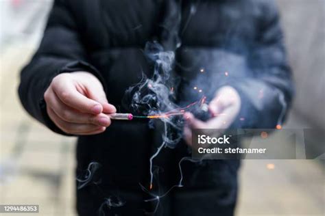 손에 폭죽 불타는 페타드를 손에 들고 있는 소년 불꽃과 야외 연기로 화상 불꽃 놀이와 아이 폭죽과 손에 라이터 12월에 대한 스톡 사진 및 기타 이미지 Istock