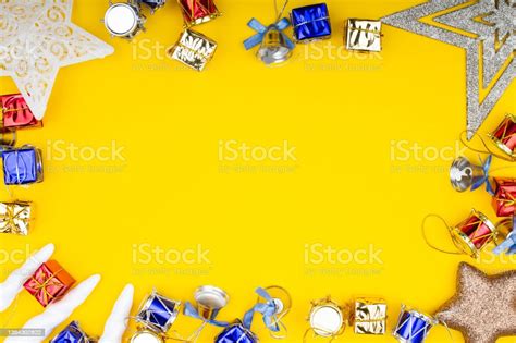 노란색 배경에 메리 크리스마스 인사말 카드 다채로운 새해 휴가 템플릿 보편적 인 초대장 프레임 과 디자인 텍스트공간을 복사합니다 위쪽 보기 0명에 대한 스톡 사진 및 기타