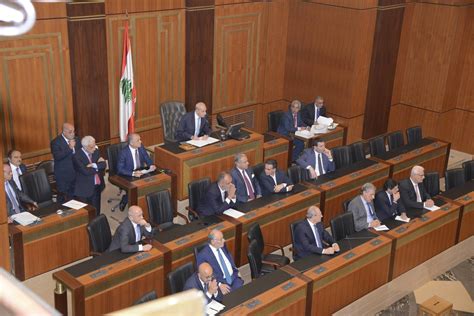النواب اللبناني يبحث اقتراحات قوانين في غياب بعض أعضاء المعارضة