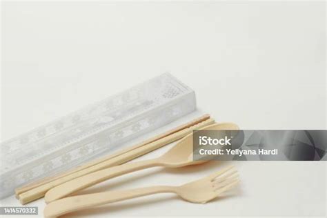 흰색 배경에 격리 된 플라스틱 숟가락 포크 및 젓가락이 들어있는 결혼식 기념품 투명 상자 복사 공간 0명에 대한 스톡 사진 및