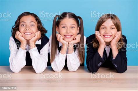 사진 초상화 학교 동료 는 함께 고립 된 파스텔 블루 컬러 배경 테이블에 앉아 유니폼을 입고 미소 갈색 머리에 대한 스톡 사진 및 기타 이미지 Istock