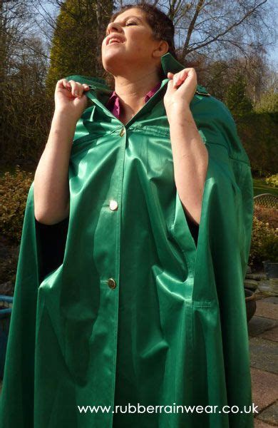 Sie genießt das Cape Rainwear girl Rain wear Satin cape