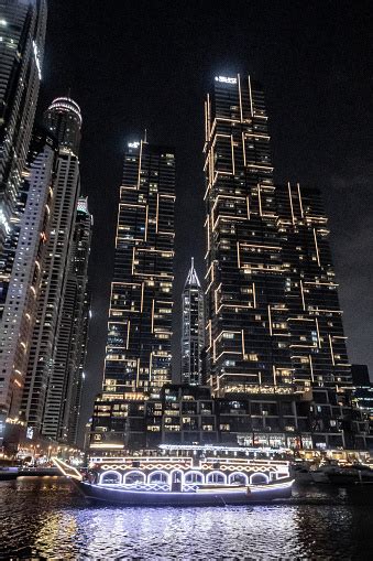 두바이 마리나 산책로에서 바라본 야경 조명이 켜진 고층 빌딩 수로 요트 아랍 에미리트 연합국의 선박 0명에 대한 스톡 사진 및 기타 이미지 Istock