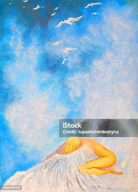 태양광선과 맑은 하늘의 배경으로부터 아이를 보호하는 날개가 있는 수호 천사의 형태로 긴 금발 머리를 가진 젊은 여성의 일러스트 페인팅 초상화 그림 색칠한 이미지에 대한 스톡