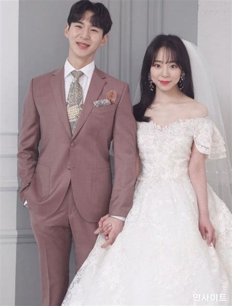 다음 달 6일 결혼 앞둔 ‘새신랑 밴쯔의 청첩장 속 새 웨딩 화보 인사이트