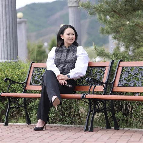 Б Удахгүй зун болно Анхны бороо ороод цэцэгс дэлгэрнэ Зайрмаг