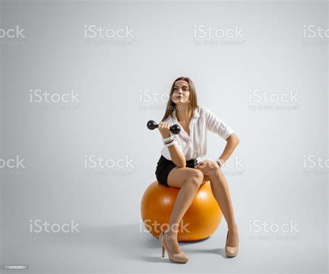 회색 스튜디오 배경에 고립 된 무게와 사무실 옷 훈련에 백인 여자 감정에 대한 스톡 사진 및 기타 이미지 감정 건강한 생활방식 경영자 Istock