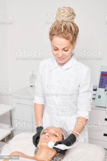 미용사는 회춘 여성 얼굴 노화 방지 미용 절차를 위해 Rf 리프팅을 만듭니다 2명에 대한 스톡 사진 및 기타 이미지 2명 30 34세 가뭄 Istock