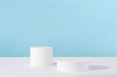 파란색 배경에 화장품 포장을 위한 연단 받침대 보석 프리젠 테이션을위한 쇼케이스 향수 광고를위한 흰색 플랫폼 화장품 스탠드 배경 브랜딩 장면 모형 0명에 대한 스톡 사진 및