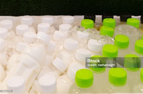 흰색과 녹색 병 뚜껑 플라스틱 용기에 사탕수수 주스와 우유 얼음으로 시원한 물에 배어 0명에 대한 스톡 사진 및 기타 이미지