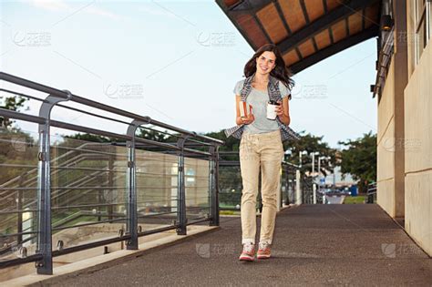 在校园里走来走去的帅气女生