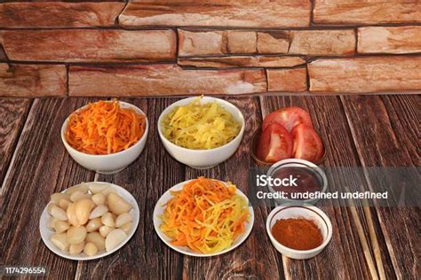 바비큐 디너를 위한 중국식 반찬 김치와 다양한 종류의 채소 건강한 식생활에 대한 스톡 사진 및 기타 이미지 건강한 식생활 고기 그릇 Istock