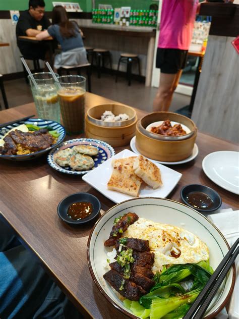 楠梓的各位 雖然今天誠心公休 但還是要來道地港味十足的店家吃飯一下 有人知道是那一家店嗎？ 你看看這叉燒加蛋黃 根本無敵