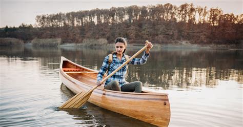 여행 소녀는 호수에서 카누를 즐긴다 사진 Unsplash의 카누 이미지