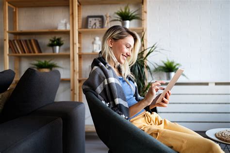 로프트 아파트에서 태블릿 Pc를 사용하는 행복한 젊은 여성 가정 생활에 대한 스톡 사진 및 기타 이미지 가정 생활 가정의 방 거실 Istock