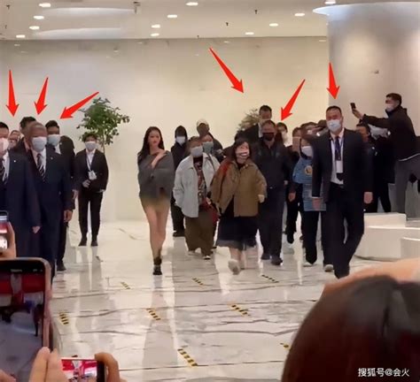 关晓彤穿短裙现身活动引围观！一双长腿白到发光，6个保镖围一圈