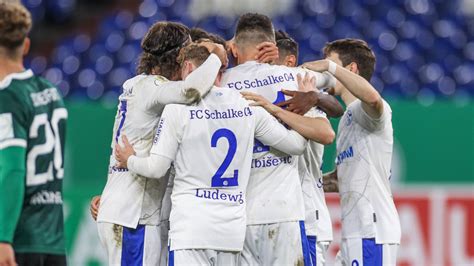 Dfb Pokal Späte Tore Verhindern Pokal Blamage Des Fc Schalke 04