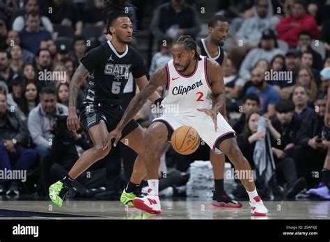 La Clippers Forward Kawhi Leonard 2 Drives Around San Antonio Spurs Guard Stephon Castle 5