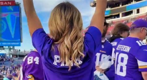 Videos Jaw Dropping Female Vikings Fan Stole Everyones Attention In