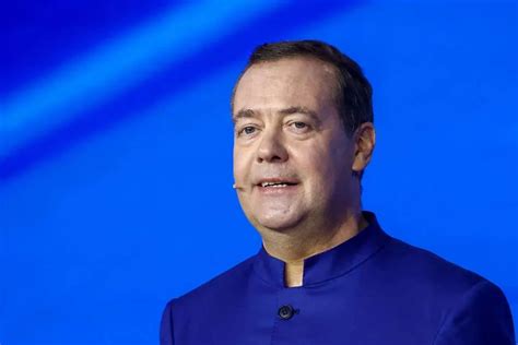 Медведев: Переговоры возможны только с новым руководством Украины