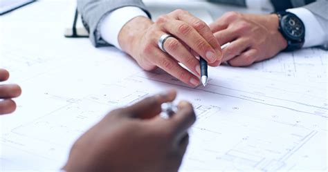 건축 사람 그리고 사무실에서 계획 건물 청사진 및 도시 개발을 위한 종이에 적힌 손 디자인 팀 브레인스토밍 협업 또는 엔지니어링 아이디어를 위한 회사 펜 또는 일러스트레이션