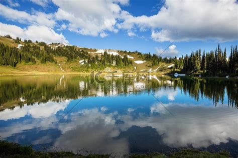 夏季山区的宁静湖。湖泊江河高清摄影大图 千库网