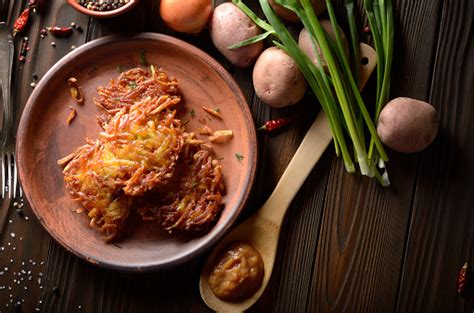 평면도에서 상단 보기 신선한 집에서 만든 맛 있는 감자 팬케이크 애플 소스와 점토 접시 라트케에 대한 스톡 사진 및 기타 이미지