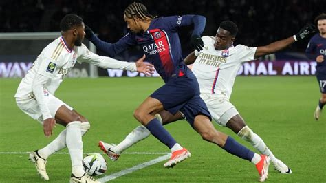 PSG Bradley Barcola a fait vivre un enfer à lOL