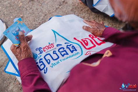 មូលនិធិ២៥៛ វីតាល់ចែកស្បៀង និងថ្នាំសង្កូវ ជូនចាស់ជរាក្រីក្រ