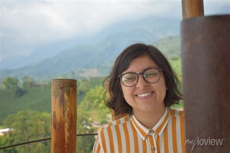 Chica Sonriendo Chica Enviando Pico Chica Linda Pelo Corto Posters