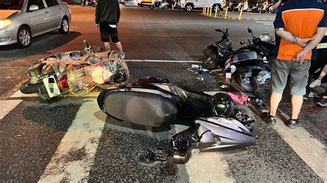 新／三重轎車撞機車「騎士噴飛」 驚悚畫面曝光｜東森新聞