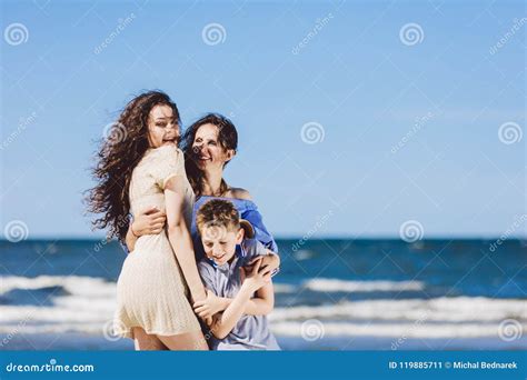 Madre Hija E Hijo Abrazando En La Playa Imagen De Archivo Imagen De