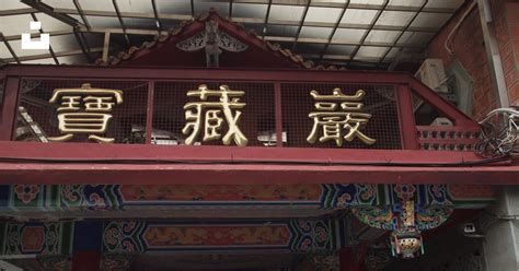 빨간색과 갈색 목조 건물 사진 Unsplash의 무료 건물 이미지