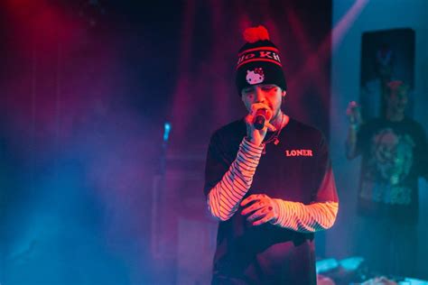 Peep Wallpaper Juligoods