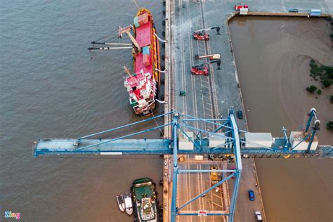 Вьетнамд Монголын далбаатай усан онгоц осолдож 18 контейнер живжээ