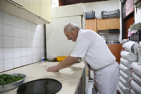 Karadağ da 452 yıldır yaşayan Osmanlı ailesi Türkçe ve Türk kültürünü