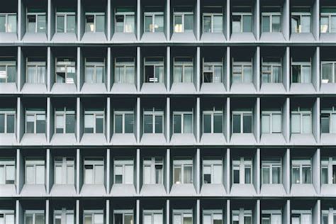 白いコンクリートの建物：無料の写真素材