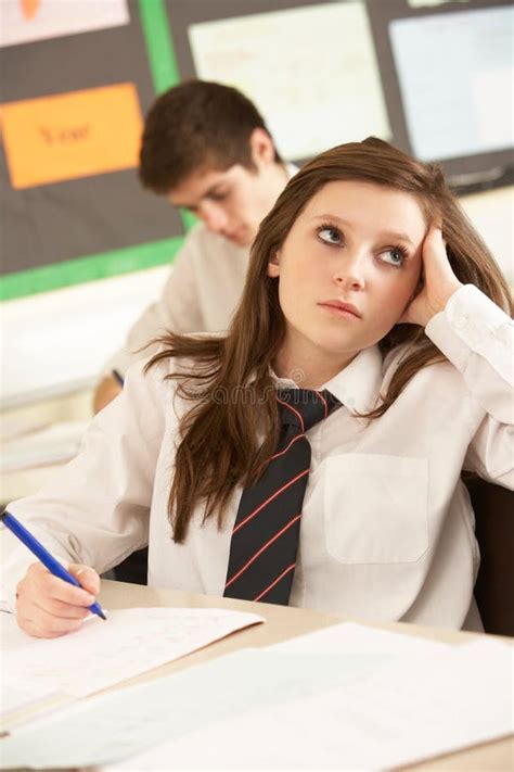 Étude Dadolescent Femelle Ennuyée Détudiant Image Stock Image Du Enfants Alésé 18034963