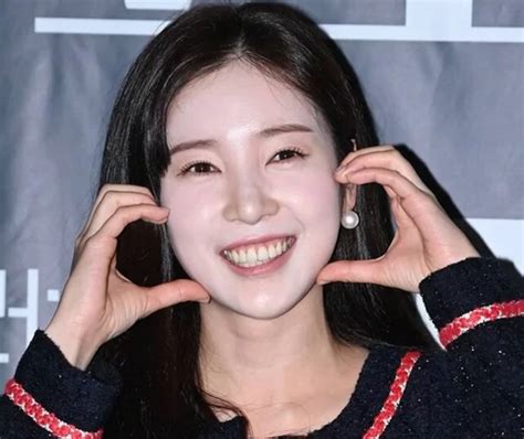 윤채경 또 열애설 축구 국대와 데이팅 목격담 에이프릴 축구국가대표