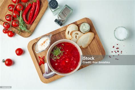 흰색 배경에 나무 트레이에 사워 크림 양파와 라드와 고전적인 우크라이나어 보르쉬 구성 맨 위 보기입니다 플랫 레이 푸드 건강한