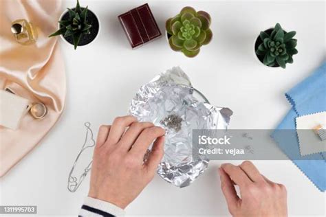 집에서 수제 보석 청소기로 실버 주얼리를 청소하고 연마하는 여성의 손 위쪽 보기 보석 개인 장식품에 대한 스톡 사진 및 기타 이미지 보석 개인 장식품 청소하기 깨끗한