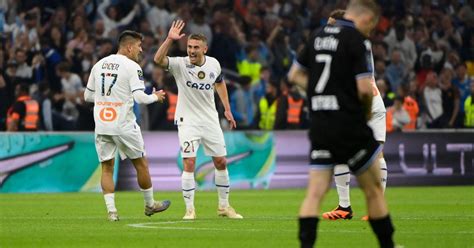 Ligue l OM fait plier Auxerre et revient à cinq points du PSG
