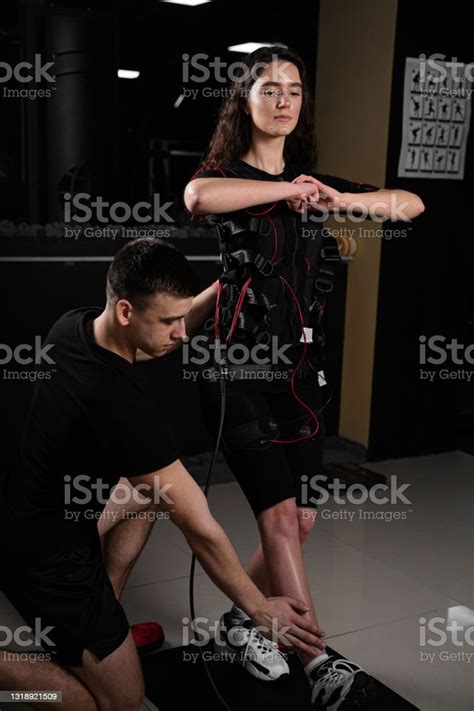 남자 트레이너는 체육관에서 Ems 정장에 여자를 훈련 활성 훈련 중 오크의 전기 자극 20 24세에 대한 스톡 사진 및 기타