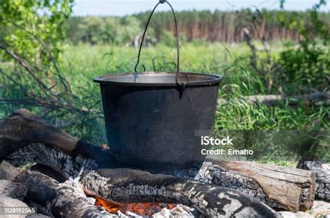 야영 모험 화기 모닥불 식사 요리 여름 하이킹 관광 주전자를 불에 0명에 대한 스톡 사진 및 기타 이미지 0명 가마솥 관광 Istock