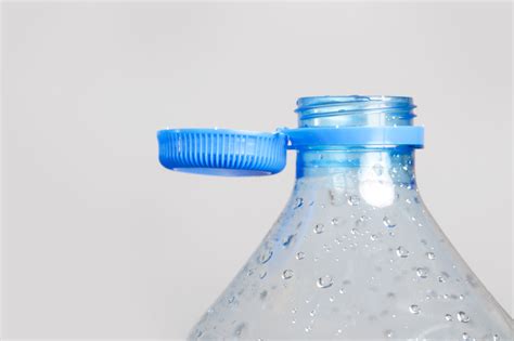Aha Daarom Zit De Dop Van De Frisdrankflesjes Vast Aan De Fles Margriet