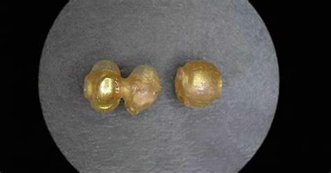 3세기 무덤의 금박구슬