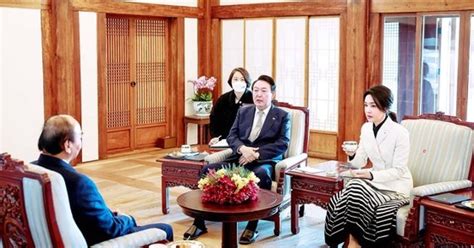 “김건희 여사 다리 꼬고 슬리퍼” 野지지층 비난 알고보니
