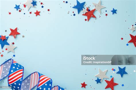 애국적인 축하를 위한 축제 요소 곱슬곱슬한 리본 반짝이는 별 색종이 조각 파스텔 블루 배경에 텍스트 또는 광고를 위한 빈 원이