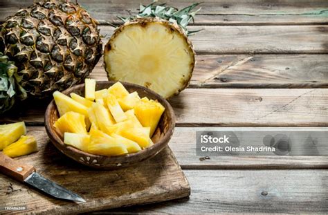 나이프와 파인애플 전체를 커팅 보드 위에 놓은 그릇에 파인애플을 얇게 썰어 주었습니다 0명에 대한 스톡 사진 및 기타 이미지 0명 건강한 생활방식 건강한 식생활