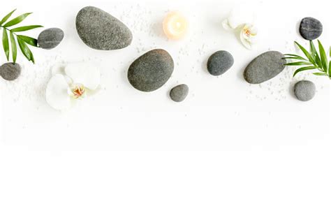 스파 스톤 야자수 잎 꽃 흰색 오키드 촛불과 흰색 배경에 회색 돌처럼 선 플랫 레이 상단 보기 불교에 대한 스톡 사진 및 기타